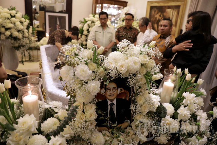 Pelayat di Rumah Duka Hotma Sitompul, Foto 3 #2017769 - TribunNews.com