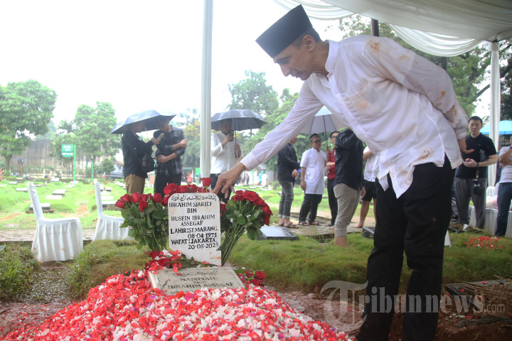 Pemakaman Suami Najwa Shihab, Foto 2 #2019566 - TribunNews.com