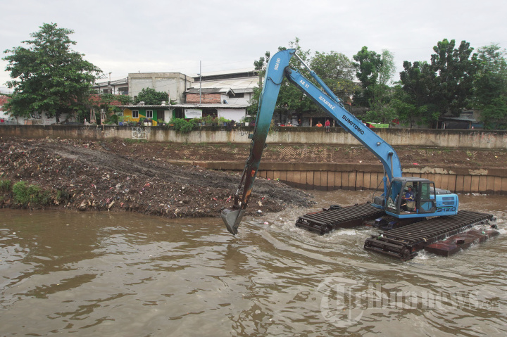 Pengerukan Sungai Ciliwung Jakarta, Foto 3 #2019885 - TribunNews.com