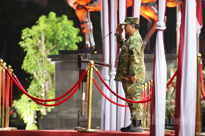 Presiden Prabowo Hujan-hujanan saat Upacara Parade Senja, Foto 2 ...