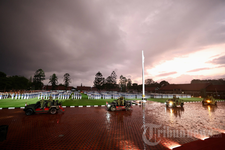 Presiden Prabowo Hujan-hujanan saat Upacara Parade Senja, Foto 3 ...