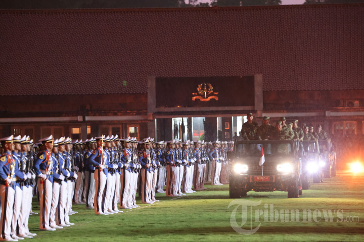 Presiden Prabowo Hujan-hujanan saat Upacara Parade Senja, Foto 4 ...