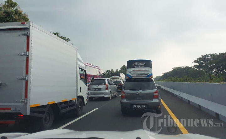 Tol Cipali Mulai Macet, Foto 2 #2017169 - TribunNews.com