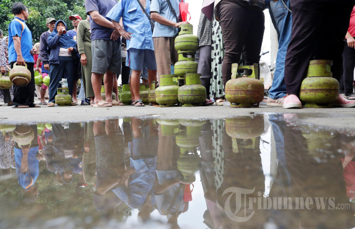 Warga Antre Beli Gas Elpiji 3 Kg, Foto 5 #2014182 - TribunNews.com