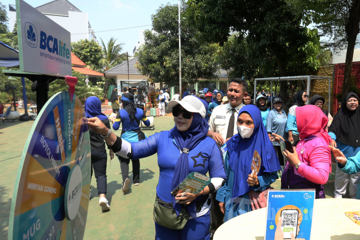 Warga Antusias Ikuti Literasi Keuangan dan Cek Kesehatan Gratis, Foto 1 ...