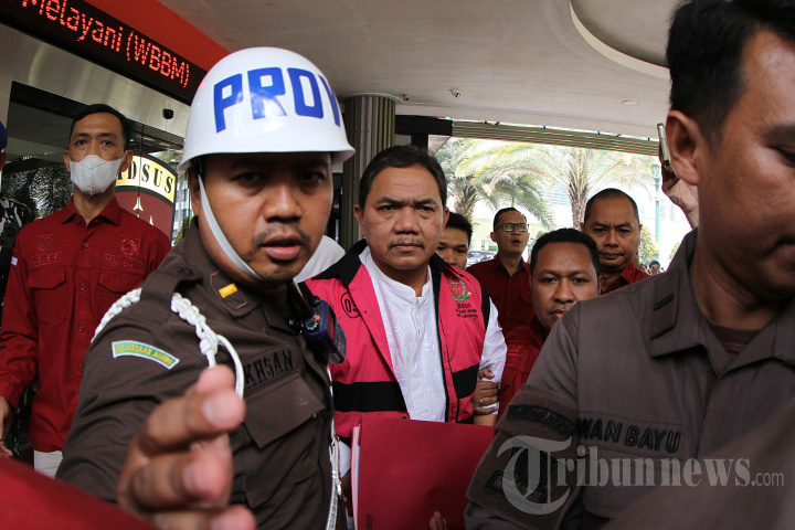 Achsanul Qosasi Kenakan Rompi Merah Muda, Foto 5 #1982347 - TribunNews.com