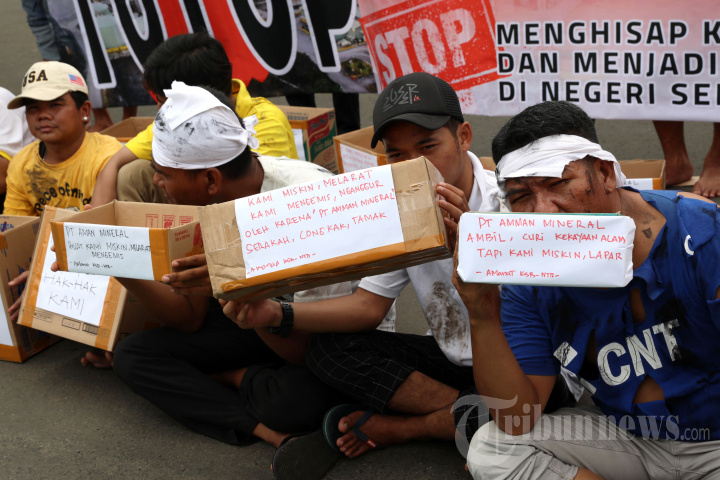 Aksi Mengemis Massal di Depan Gedung DPR, Foto 1 #1944363 - TribunNews.com