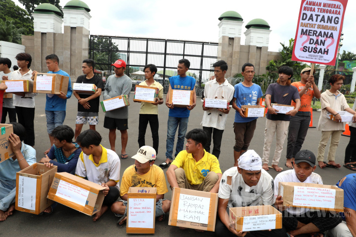 Aksi Mengemis Massal di Depan Gedung DPR, Foto 5 #1944367 - TribunNews.com