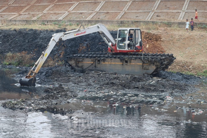 Alat Berat Mengeruk Lumpur BKT Cipinang, Foto 6 #1774355 - TribunNews.com