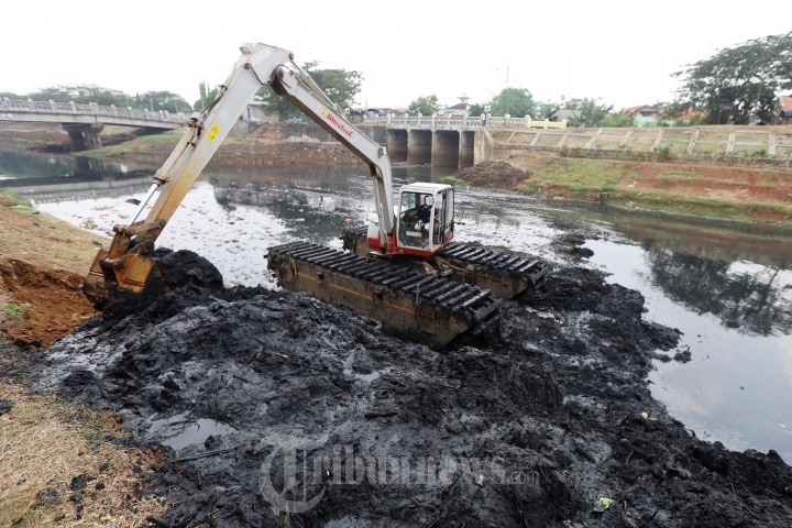 Alat Berat Mengeruk Lumpur BKT Cipinang, Foto 8 #1774357 - TribunNews.com