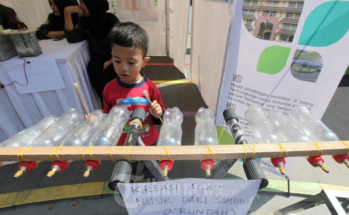 Alat Musik Botol Bekas Karya Mahasiswa UNPAS, Foto 1 #1723280 ...