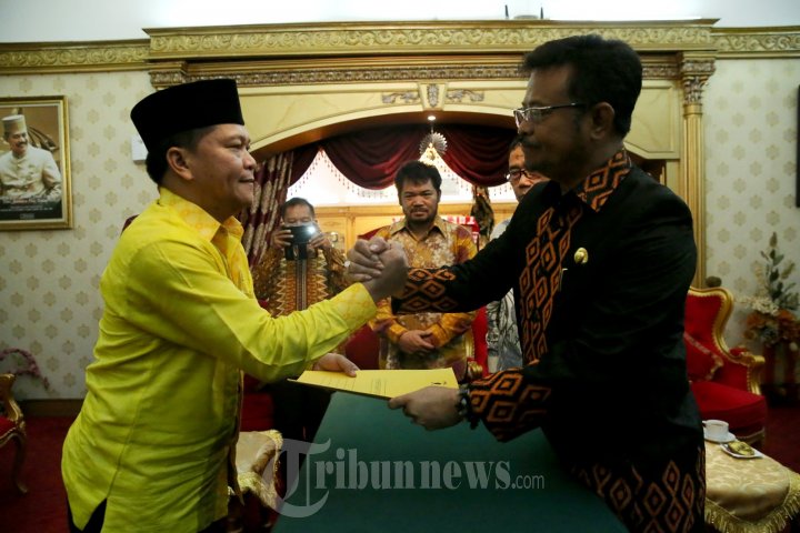 Amirullah Abbas Menyerahkan Akte Hibah ke Raja Sapta Oktohari, Foto 1 ...