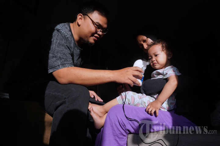 Anak Terdampak Asap Kebakaran Sampah, Foto 1 #1999508 - TribunNews.com