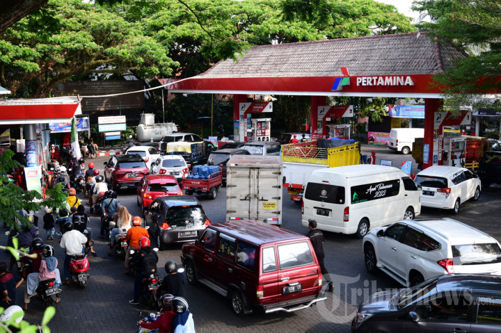 Antrean di SPBU Kota Malang Pascakenaikan Harga BBM, Foto 1 #1937104 - TribunNews.com