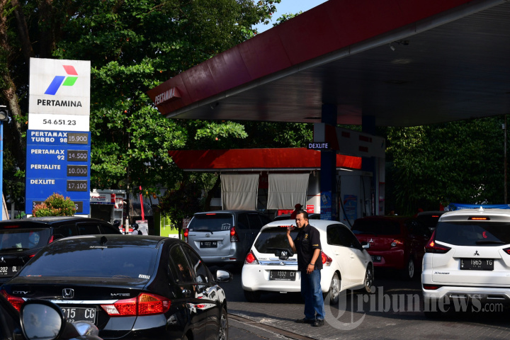 Antrean di SPBU Kota Malang Pascakenaikan Harga BBM, Foto 4 #1937107 - TribunNews.com