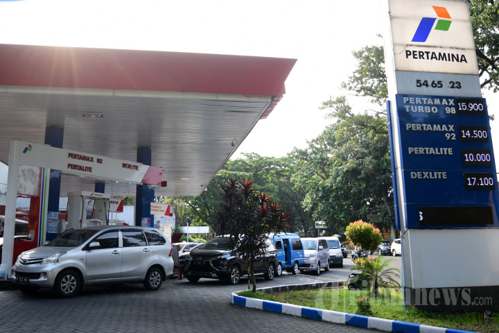 Antrean di SPBU Kota Malang Pascakenaikan Harga BBM, Foto 6 #1937109 - TribunNews.com