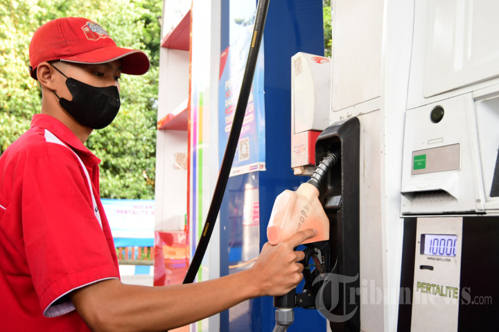 Antrean di SPBU Kota Malang Pascakenaikan Harga BBM, Foto 8 #1937111 - TribunNews.com