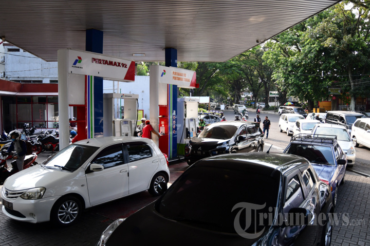 Antrean di SPBU Kota Malang Pascakenaikan Harga BBM, Foto 9 #1937112 - TribunNews.com