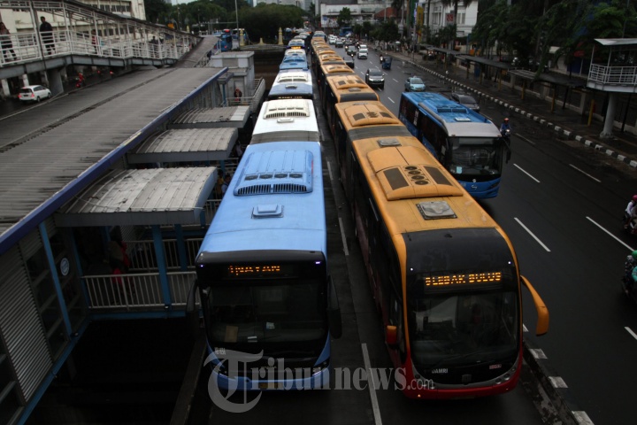 Antrian Bus TranJakarta di Halte Busway Harmoni, Foto 3 #1832950 ...