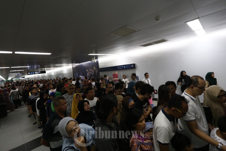 Antrian Di Stasiun MRT Bunderan HI H + 3 Lebaran, Foto 2 #1800817 ...