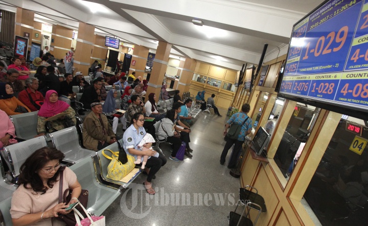 Antrian Membuat Paspor di Kantor Imigrasi Bandung, Foto 3 #1685518 - TribunNews.com
