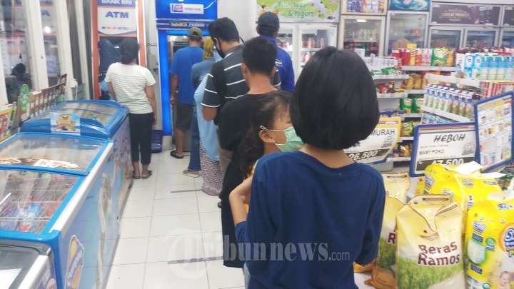 Antrian Warga Ambil Uang di ATM Bank BCA, Foto 3 #1867125 - TribunNews.com