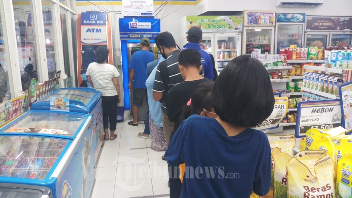 Antrian Warga Ambil Uang di ATM Bank BCA, Foto 4 #1867126 - TribunNews.com