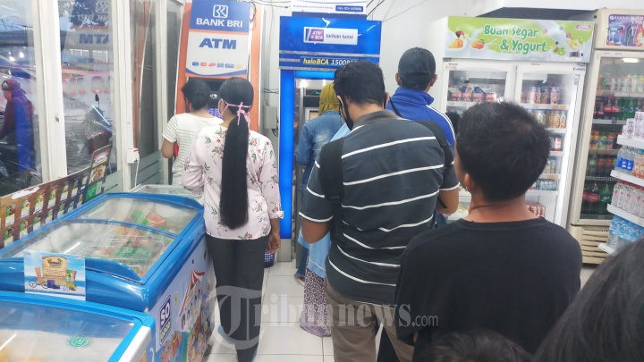 Antrian Warga Ambil Uang di ATM Bank BCA, Foto 5 #1867127 - TribunNews.com