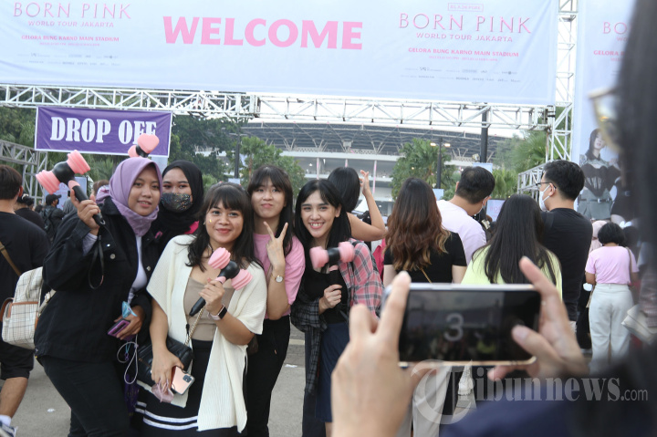 Antusias Penggemar BLACKPINK Penuhi Kawasan GBK, Foto 2 #1959920 - TribunNews.com