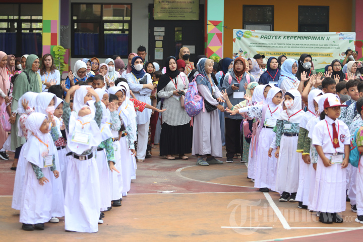 Antusias Siswa di Hari Pertama Masuk Sekolah, Foto 3 #1971425 - TribunNews.com