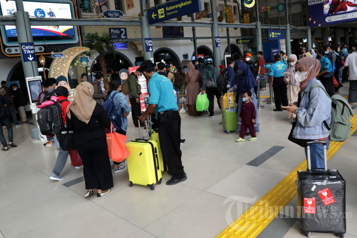Arus Mudik di Stasiun Pasar Senen, Foto 4 #1963778 - TribunNews.com