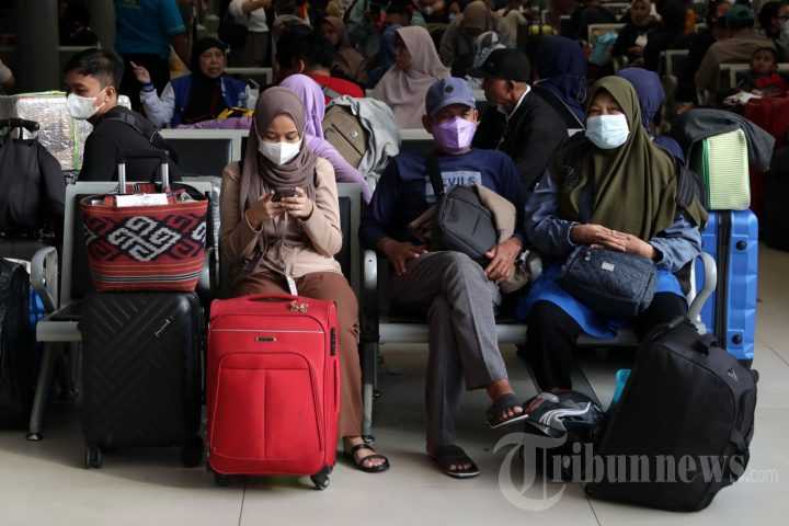 Arus Mudik di Stasiun Pasar Senen, Foto 6 #1963780 - TribunNews.com