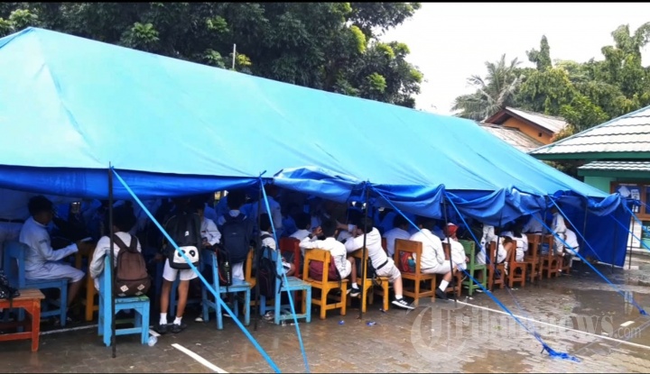 Atap Kelas SDN 02 Cirimekar Rubuh Akibat Hujan Deras, Foto 6 #1828635 - TribunNews.com