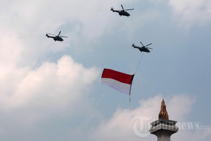 Atraksi Pesawat F-16 dan Helikopter Kibarkan Bendera Merah Putih ...