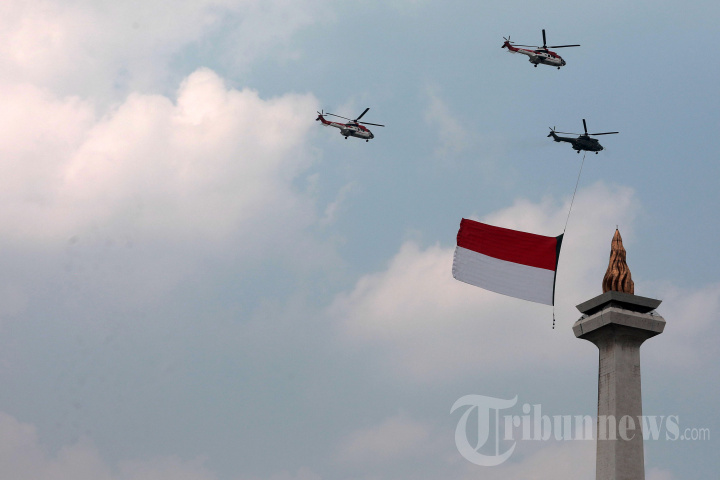 Atraksi Pesawat F-16 dan Helikopter Kibarkan Bendera Merah Putih ...