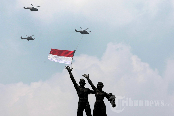 Atraksi Pesawat F-16 dan Helikopter Kibarkan Bendera Merah Putih ...