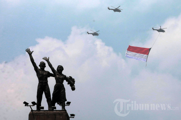 Atraksi Pesawat F-16 dan Helikopter Kibarkan Bendera Merah Putih ...