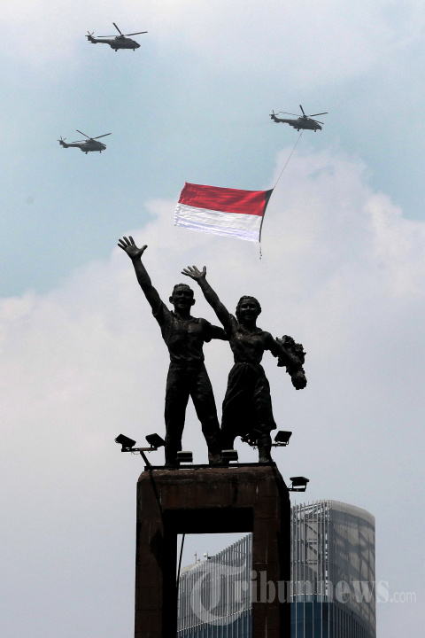 Atraksi Pesawat F-16 dan Helikopter Kibarkan Bendera Merah Putih ...