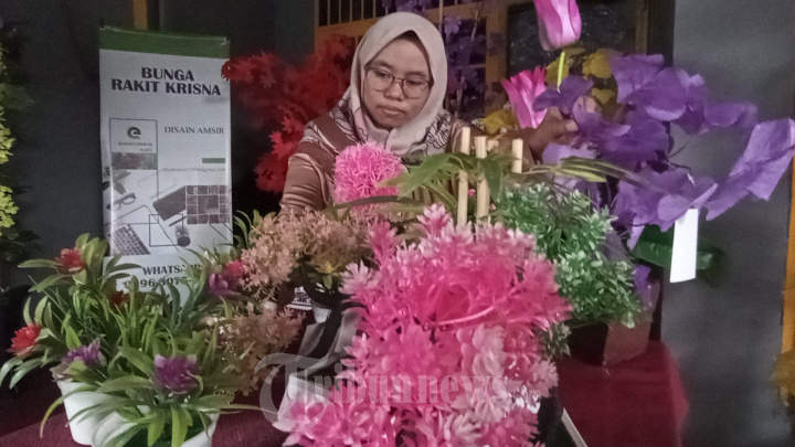Ayu Krisna Pengrajin Bunga Hias Dari Sampah Material, Foto 3 #1929845 - TribunNews.com