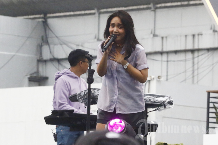 Band HIVI! Ramaikan Panggung IIMS 2023, Foto 10 #1957516 - TribunNews.com