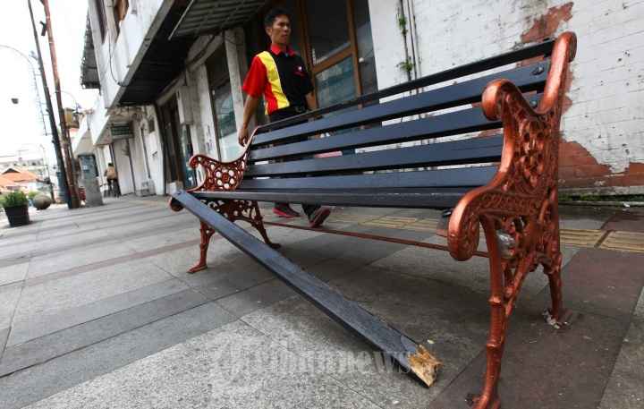 :Bangku Taman Rusak, Foto 3 #1780226 - TribunNews.com