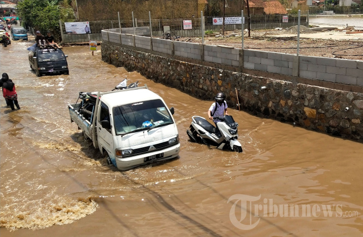 Banjir di Jalan Andir Kampung Ciputat Depan Proyek Danau Retensi, Foto ...