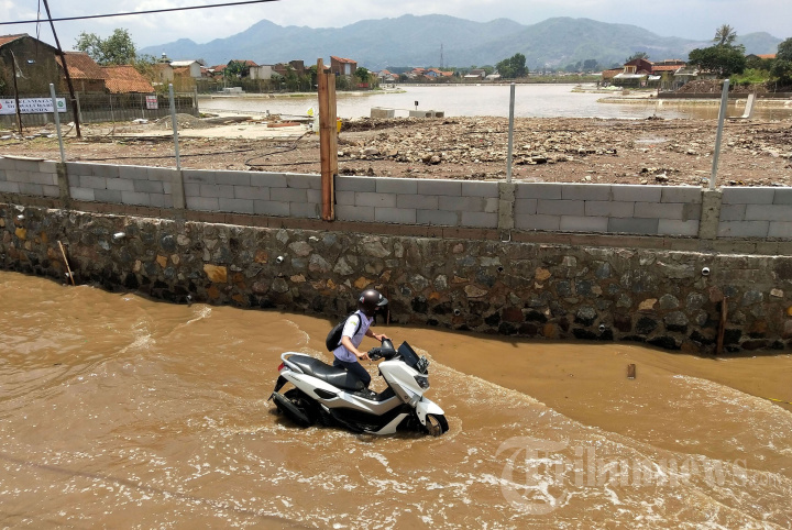 Banjir di Jalan Andir Kampung Ciputat Depan Proyek Danau Retensi, Foto ...