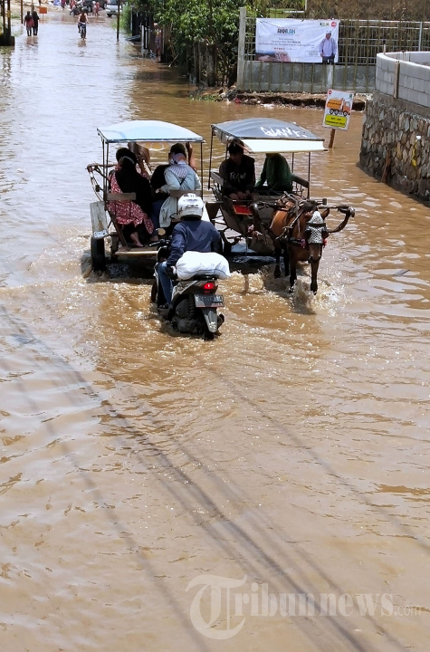Banjir di Jalan Andir Kampung Ciputat Depan Proyek Danau Retensi, Foto ...