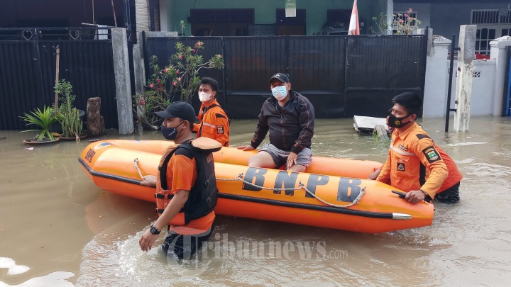 Banjir Petugas BPBD Evakuasi Warga Villa Tomang Baru, Foto 5 #1875580 ...