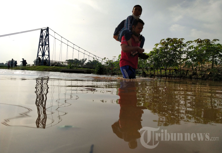 Banjir Rendam Jalan di Baleendah Kabupaten Bandung, Foto 4 #1921188 ...