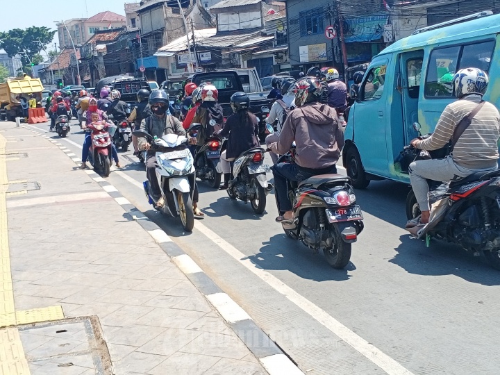 Banyak Pengendara Motor Melawan Arus Saat Jalan Macet, Foto 3 #1856117 ...