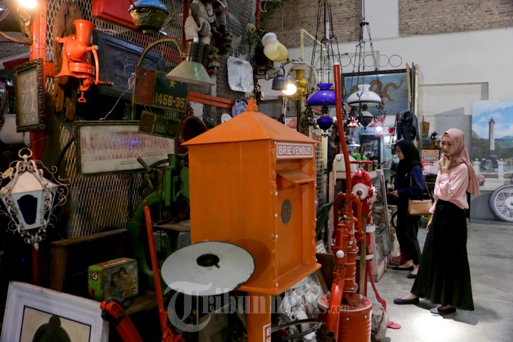 Barang Antik Di Pasar Klitikan Kota Lama Semarang, Foto 5 #1832807 ...