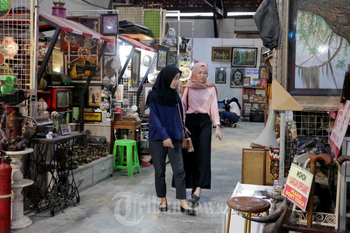 Barang Antik Di Pasar Klitikan Kota Lama Semarang, Foto 7 #1832809 ...