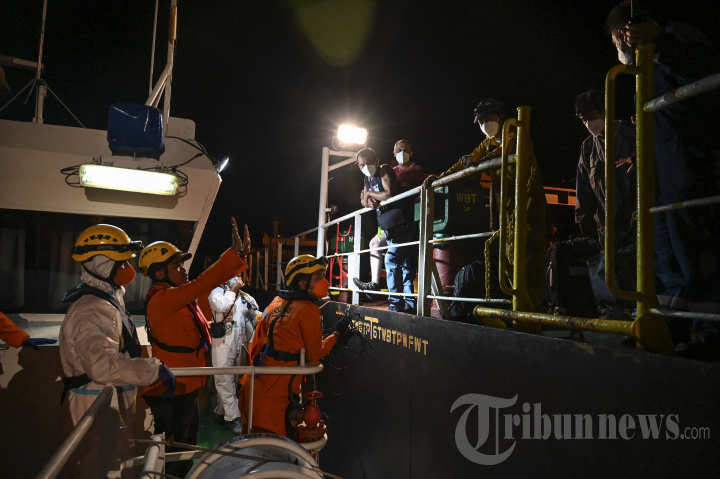 Basarnas Evakuasi Pelaut Filipina yang Sakit dari Kapal Kargo, Foto 3 #1924578 - TribunNews.com